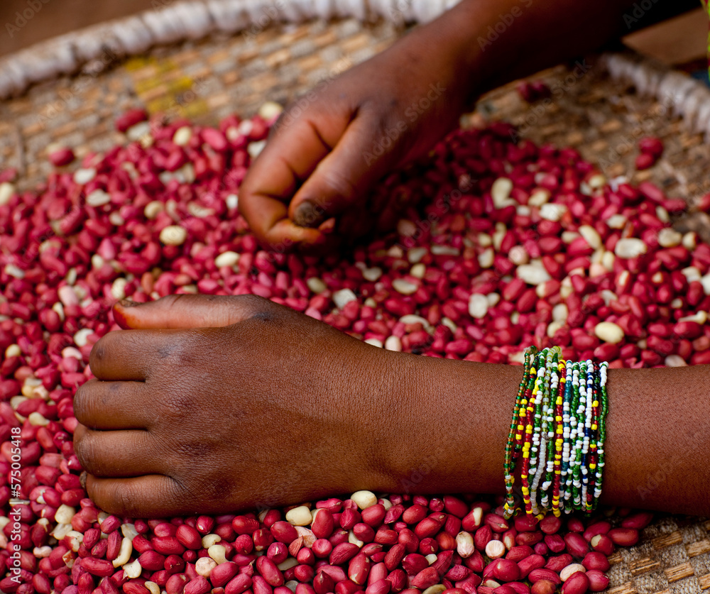 Foto de Woman selling peanuts in the market, Kigali Province, Kigali ...
