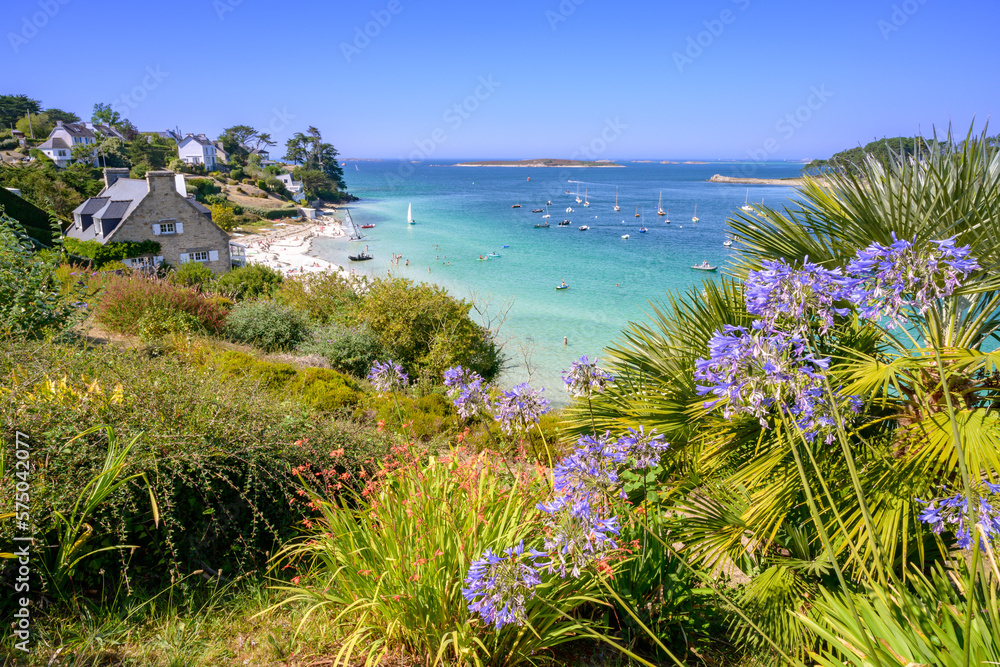 Plage de Béniguet à côté de l'Aber Benoît à marée haute durant une ...