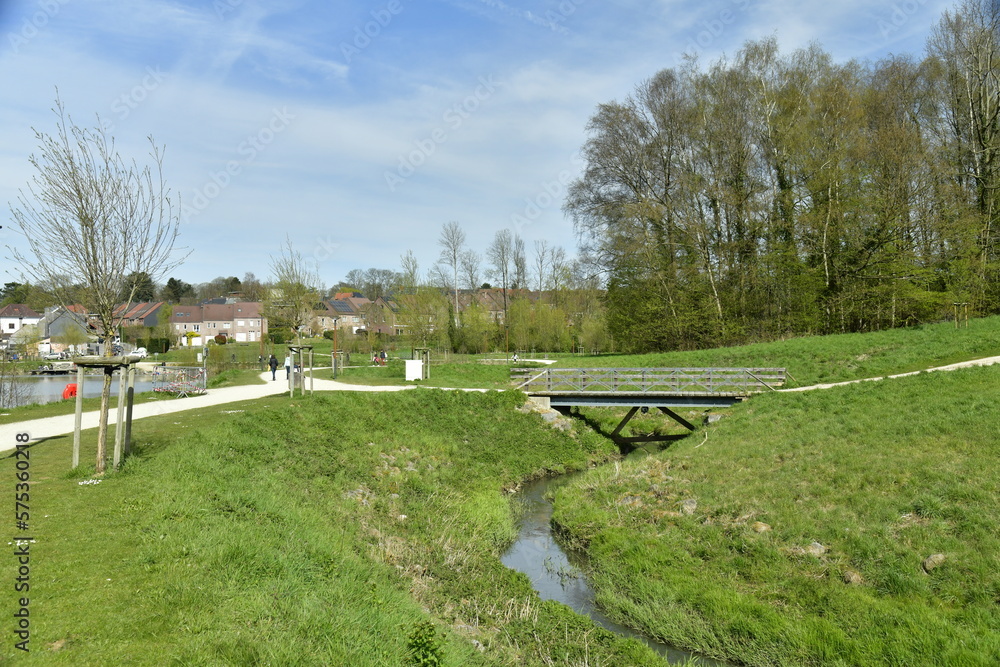 Ruisselet au fond de son fossé longeant bois et pelouses au parc du ...