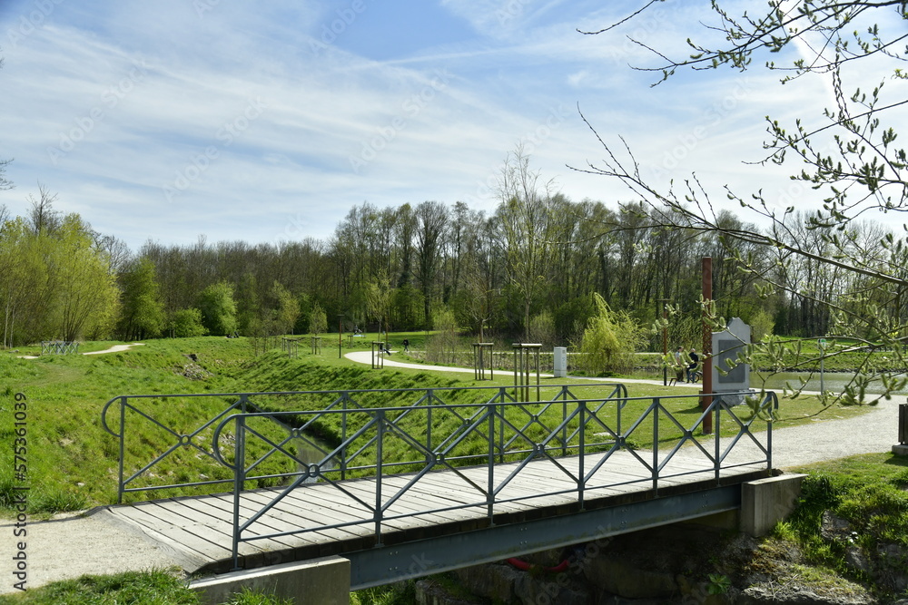 Foto de L'un des ponts traversant le ruisselet en pleine végétation au ...