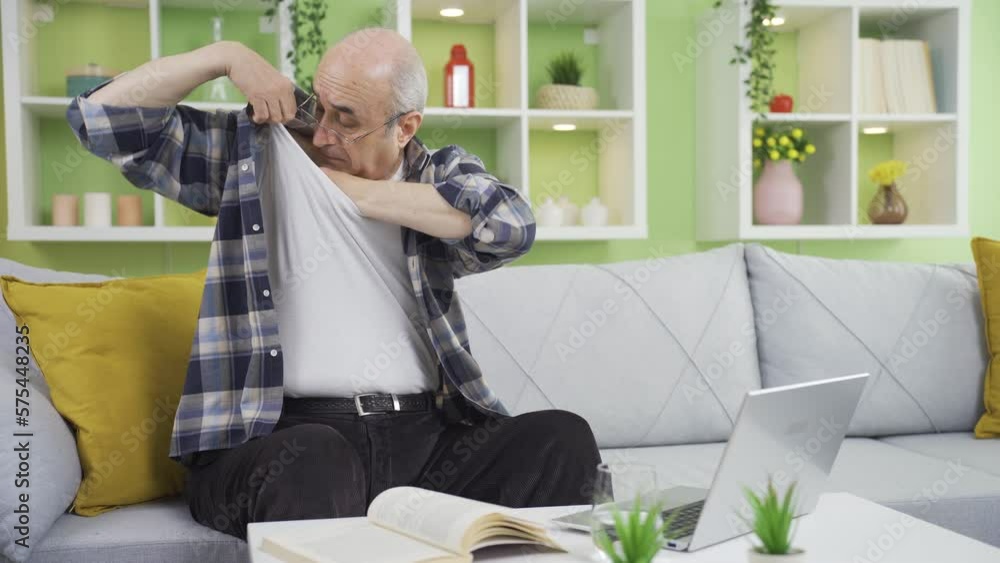 Vídeo do Stock: Old man with underarm fungus or allergy scratches his ...