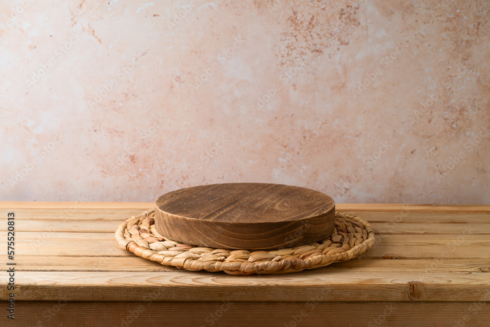 Foto de Empty wooden podium with wicker place mat on table over stone ...