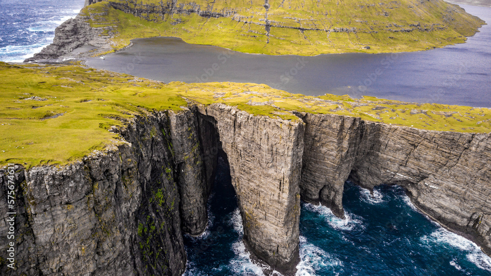 Leitisvatn auf der Insel Vagar ist ein Süswassersee der 30 Meter über ...