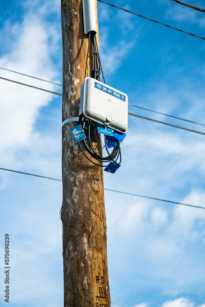 Poteau téléphonique en bois avec boitier de raccordement à la fibre ...