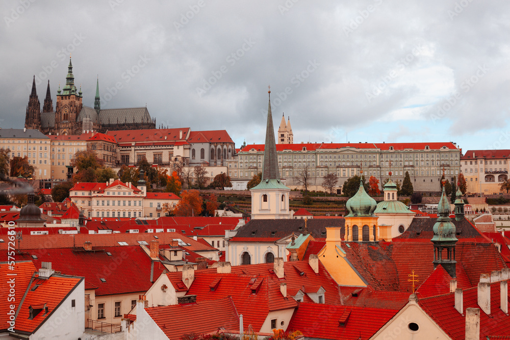 La bellezza e il fascino della città storica di Praga. Dalle torri ...