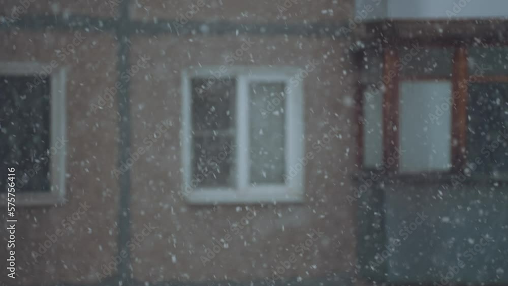 Vidéo Stock Snowfall in slow motion, snow flakes on the background of ...