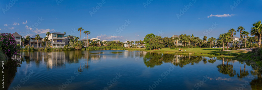 Foto de Destin, Florida- Panorama of a lake in a residential area with ...