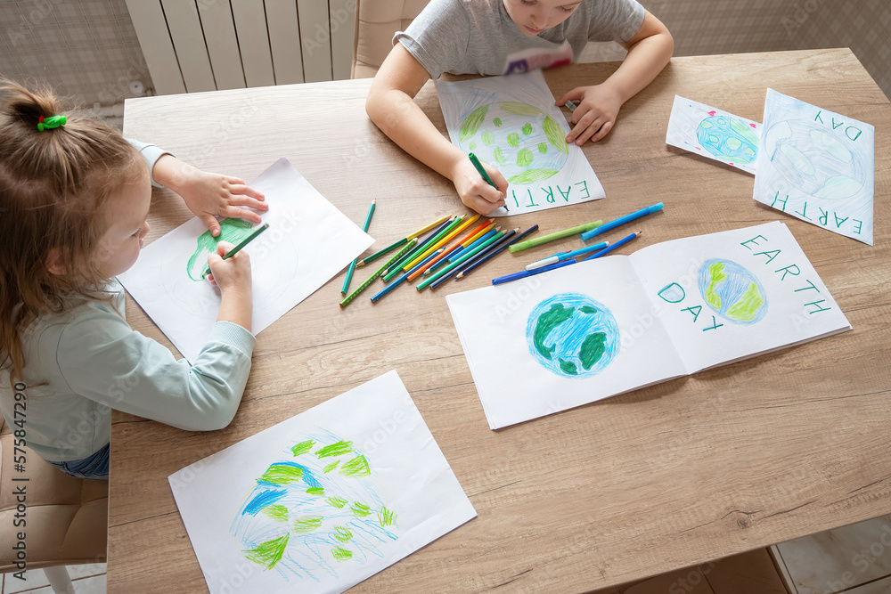 Children draw the planet Earth with pencils and felt-tip pens on album ...