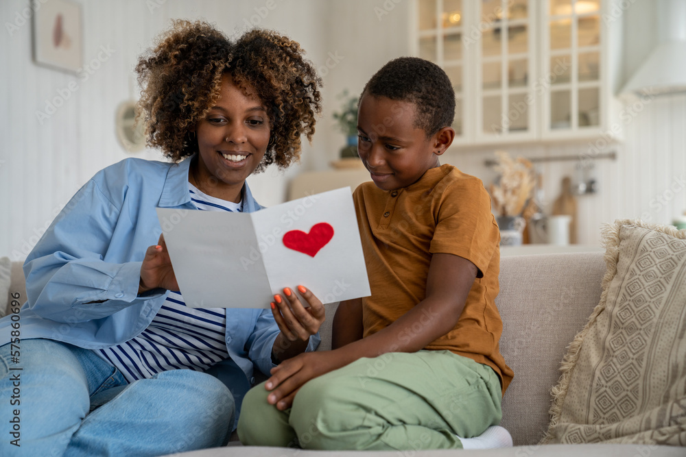 Foto de Black mum reading wishes on birthday, valentine or mother day ...