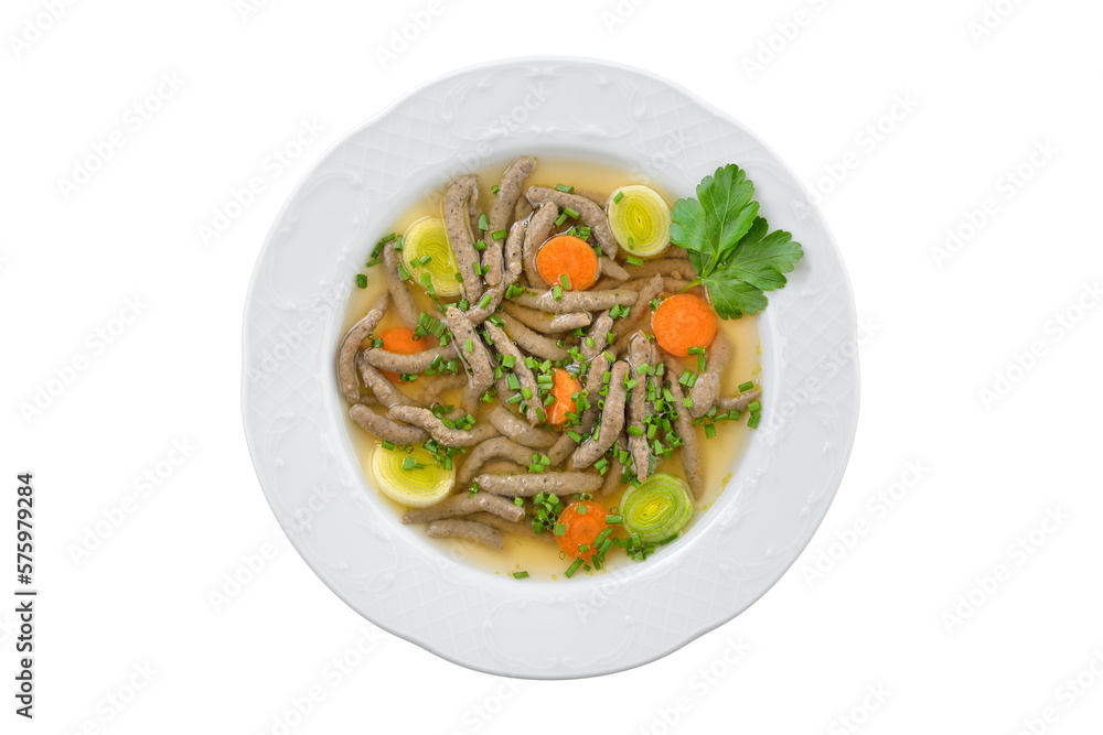 Kräftige Rinderbrühe mit Leberspätzle im Teller isoliert auf weißem ...