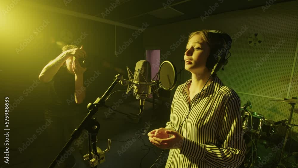 Vídeo do Stock: Cameraman makes video or photos shoot of singer for ...