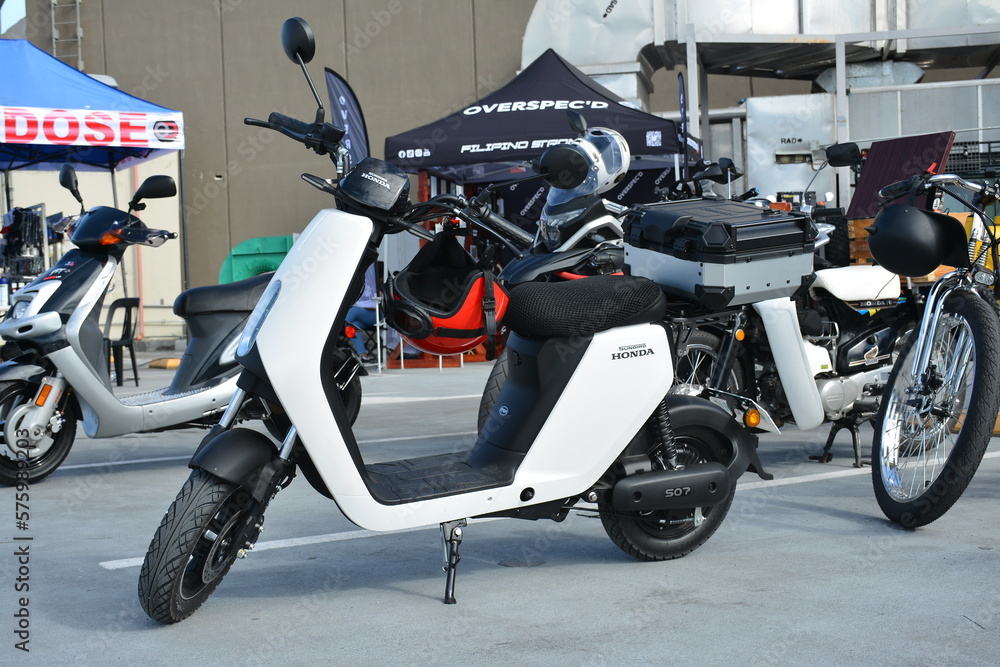 Sundiro Honda S07 e-scooter at overtake motor show in Paranaque ...