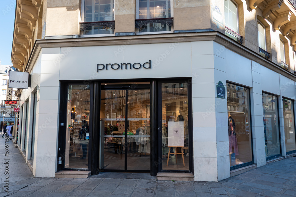 Paris, France - 27 février 2023: Vue extérieure d'une boutique Promod ...