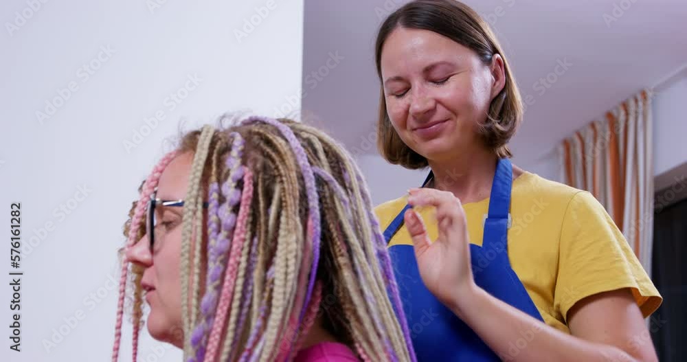 Trainee hairdresser ruined hairstyle of client Afro-braids, looks ...