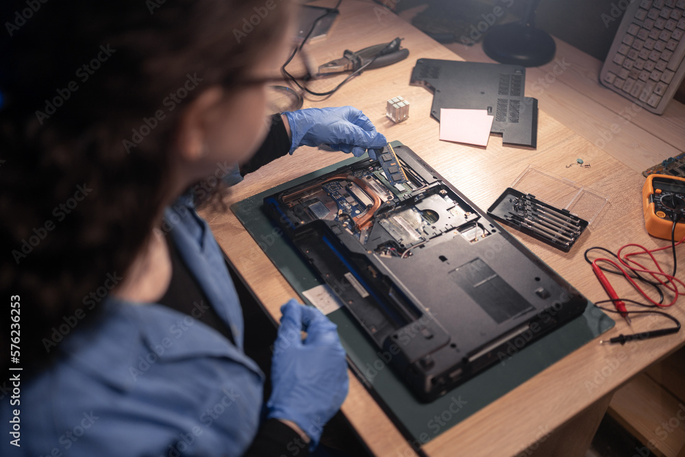 Foto de Repairman girl disassembling laptop motherboard and install ... Foto de Repairman girl disassembling laptop motherboard and install ...