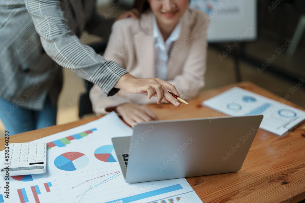 Foto de Financial analysts analyzing business reports on planned ...