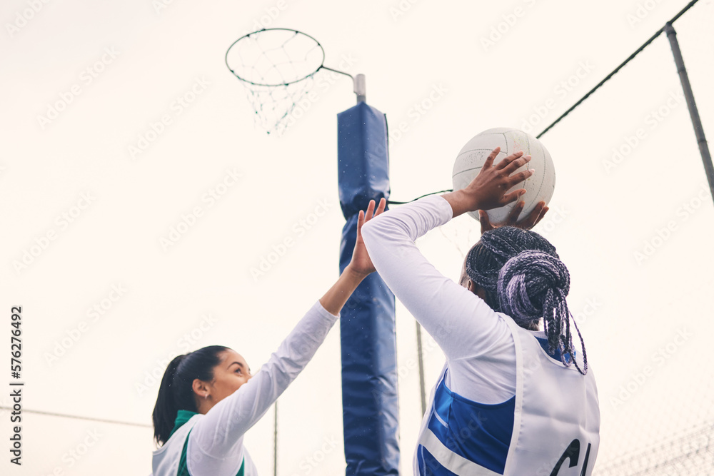 Foto de Sports, netball and black woman shooting ball in match for ...