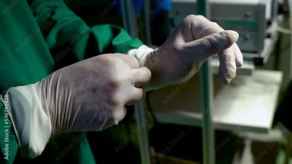 Stockvideo 4K, Close-up, Doctor's hand wearing latex gloves preparing ...