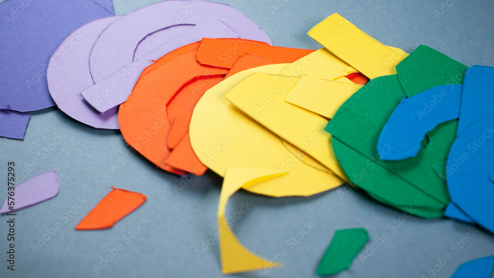 Letras recortadas en cartulinas de colores amontonadas Stock-Foto ...