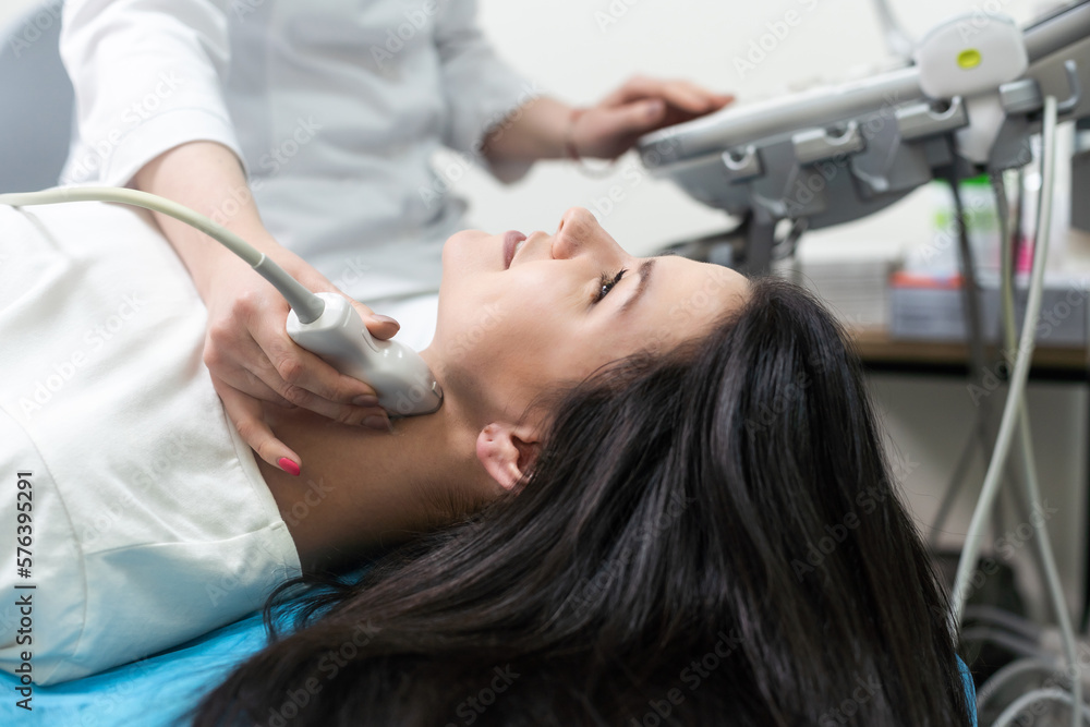 Foto De Ultrasound Scanning Diagnostic Of Woman Thyroid Gland In Clinic