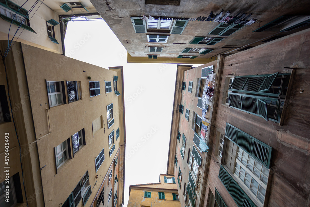 plano contrapicado de unos bloques de edificios Stock Photo | Adobe Stock