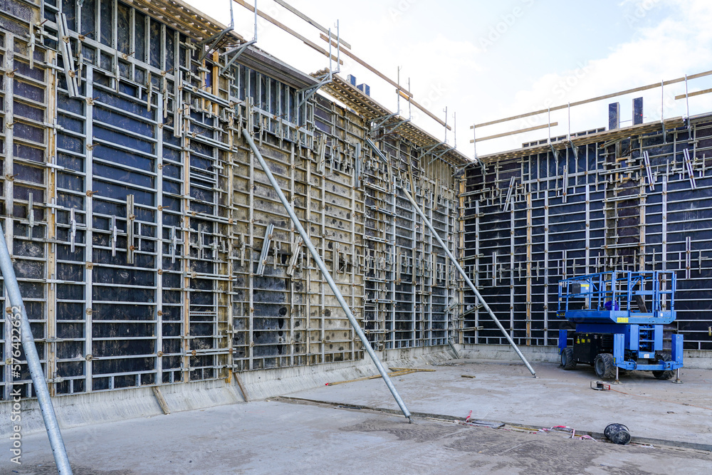 Industrial building wall construction using concrete formwork with a ...
