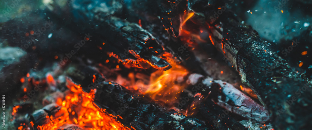 Foto Stock Vivid smoldered firewoods burned in fire closeup ...