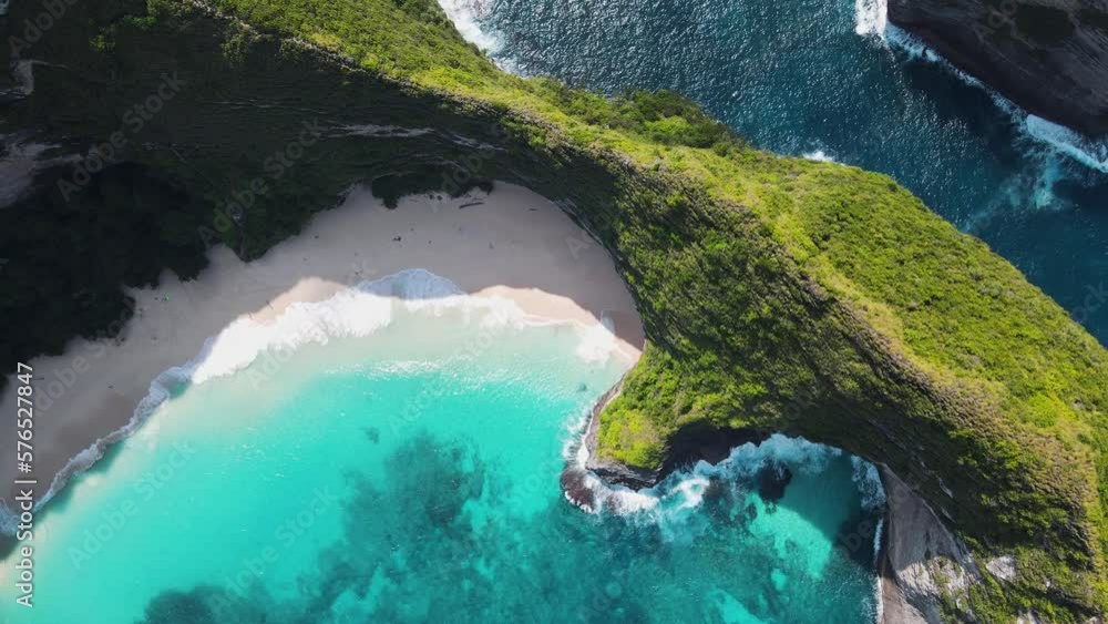 Vidéo Stock Nusa Penida kelingking beach bali t-rex dinosaur drone ...