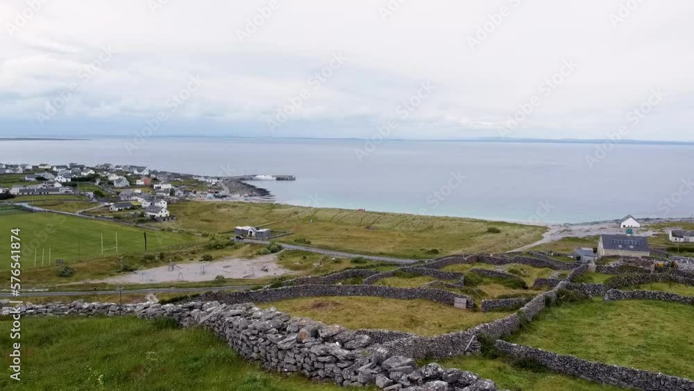 Vídeo do Stock: Rising drone shot of Inisheer or Inis Oirr Aran Islands ...