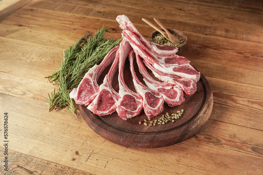 Raw Lamb meats chops with peppers and rosmarine. Turkish Pirzola Kebab ...