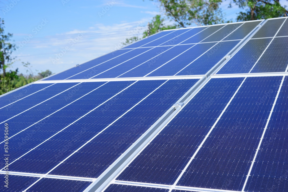 Foto Stock Tilt angle blue solar cell panel in garden. Solar cell ...