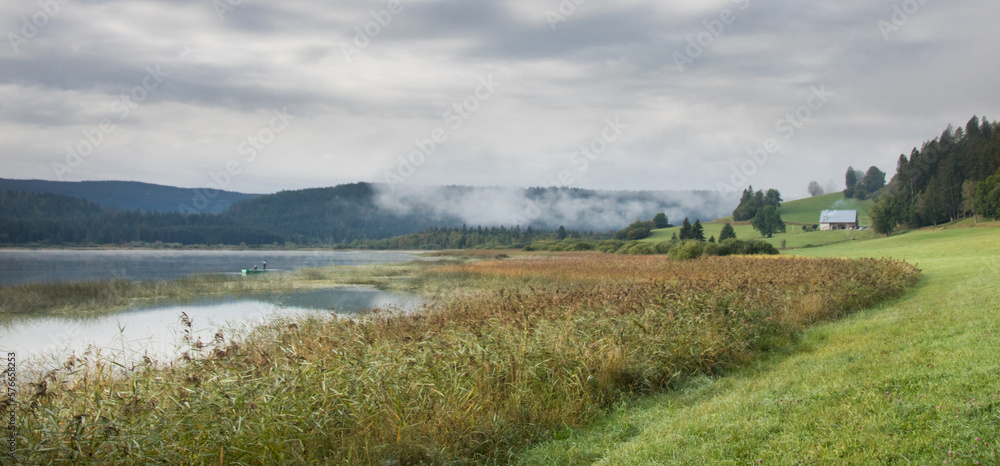 paysage du lac de Remoray près du lac de Saint Point dans le ...
