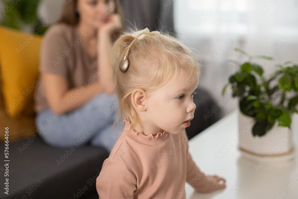 Foto de Cochlear implant system. Installation cochlear implant on child ...