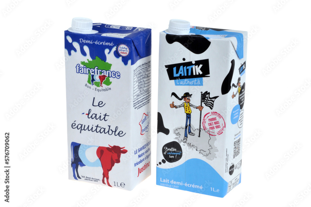 Briques de lait des marques FaireFrance et Laitik en gros plan sur fond ...