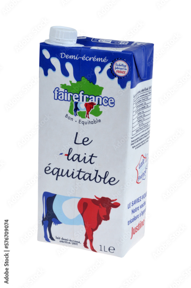 Brique de lait de la marque FaireFrance en gros plan sur fond blanc ...