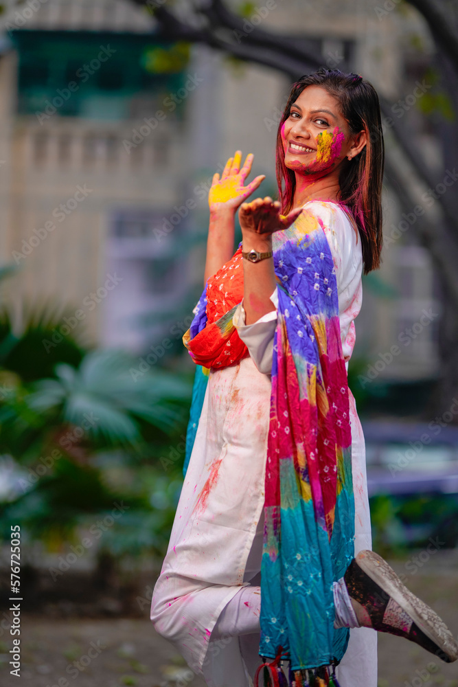 indian young girl showing colourful palm and celebrating holi Stock ...