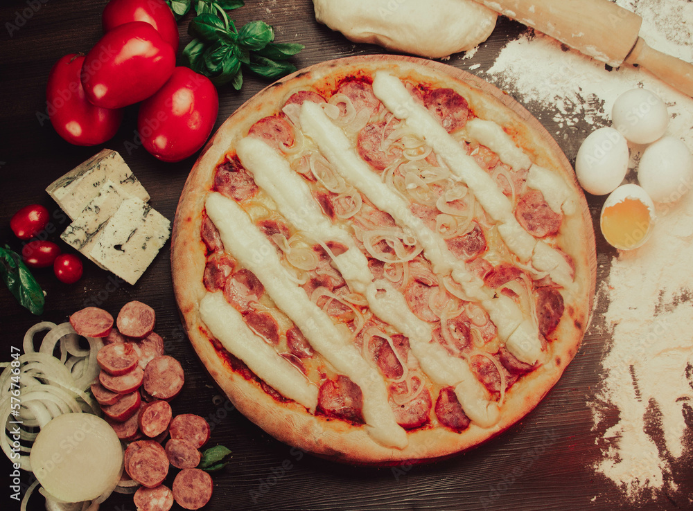 Pizza de calabresa com queijo catupiry ( Pepperoni pizza with catupiry ...