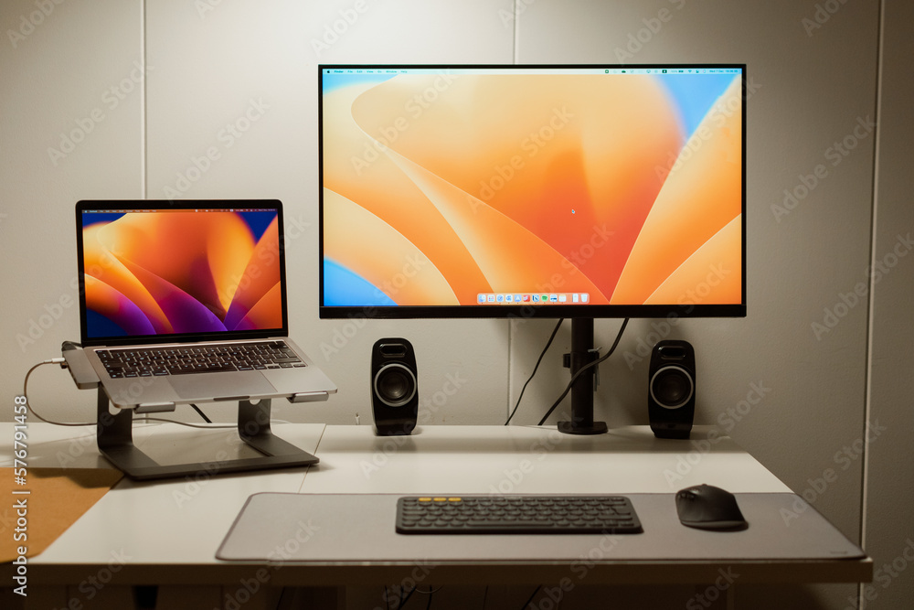 The best minimalistic desk setup with a monitor as an external screen ...