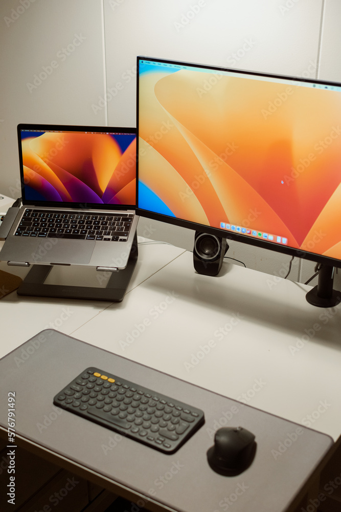 The best minimalistic desk setup with a monitor as an external screen ...