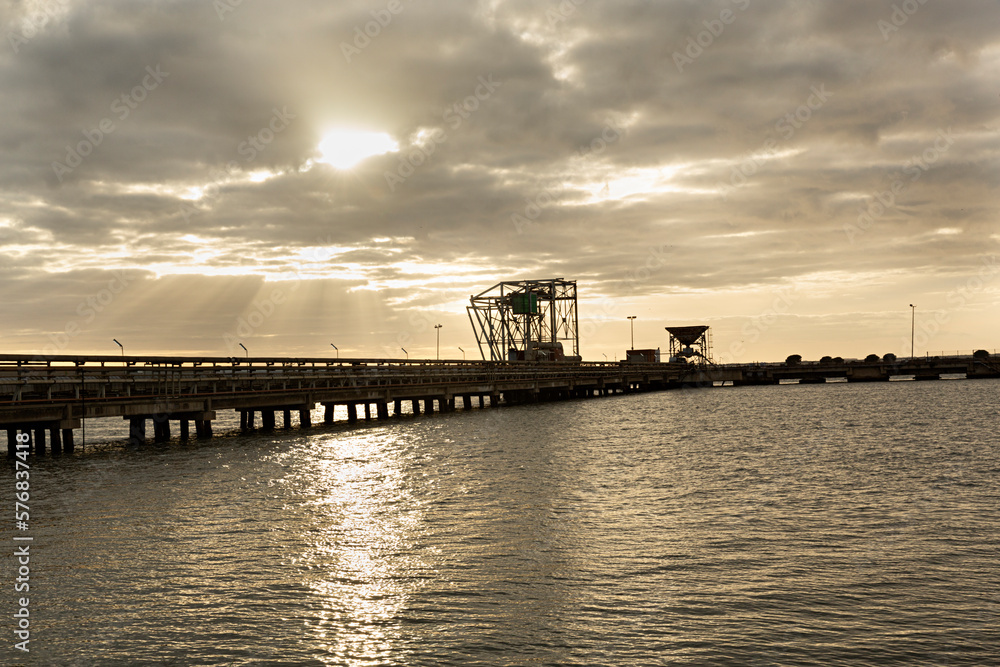 Paisaje de la ría de Huelva con una fábrica, al atardecer. foto de ...