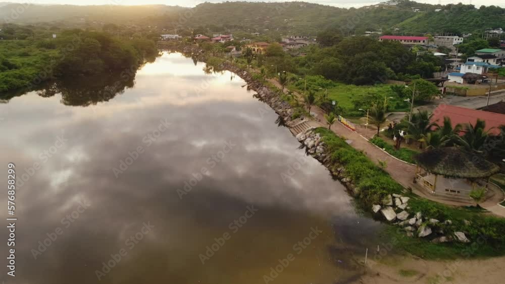 Toma Aerea De Un Rio Tipo Espejo Junto A Un Malecon Y Hermosas Montañas ...