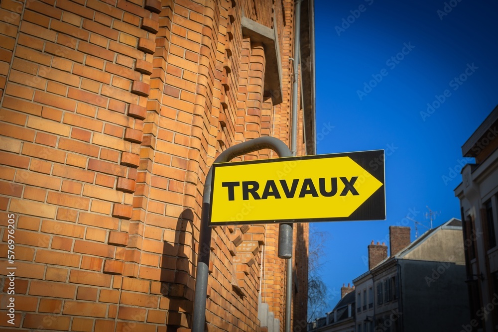 le mot "travaux" écrit en français sur un panneau routier Stock Photo ...