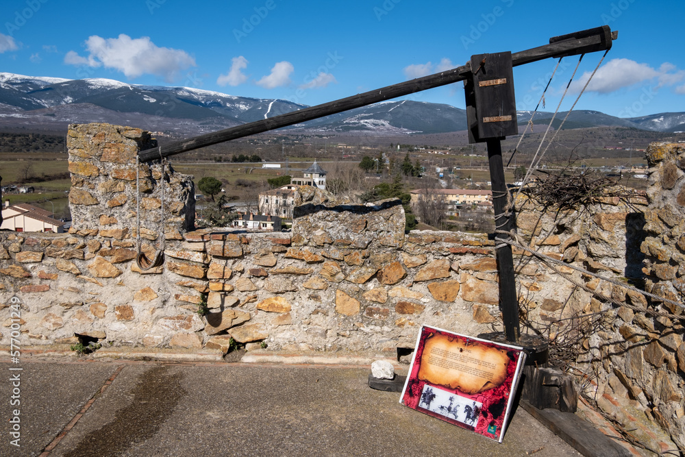 Arma primitiva llamada mangonel expuesta en el muro de un pueblo de ...