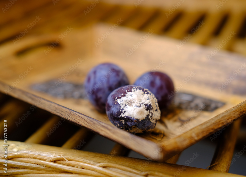Foto de close-up of blueberry, black berries covered with gray, white ...