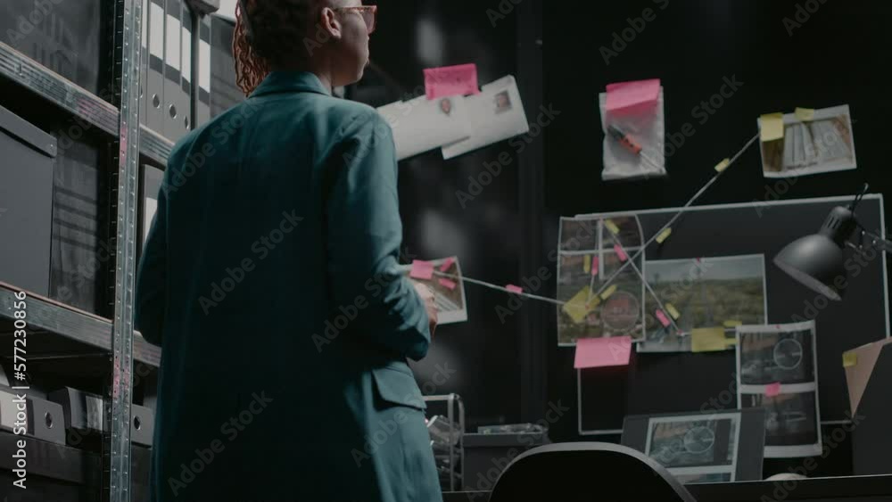 Vidéo Stock Inspector conducting criminal investigation in archive ...