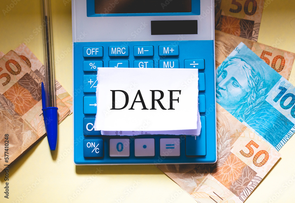 A sigla DARF escrita em um pedaço de papel que está sobre uma ...