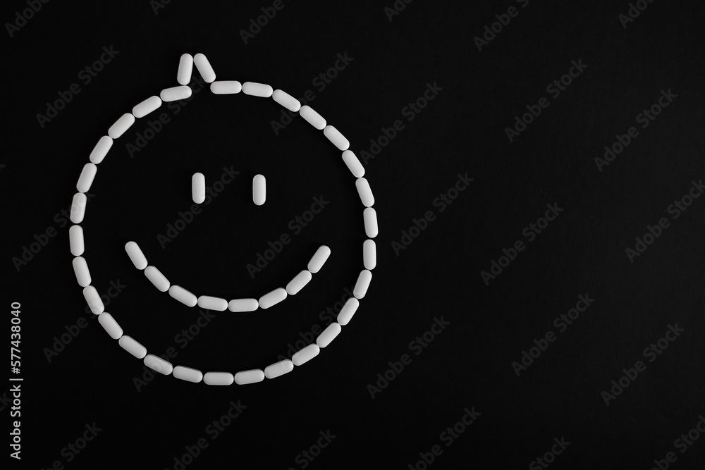 Póster Cara de pastillas blancas feliz, sobre fondo negro – Cuadro para ...