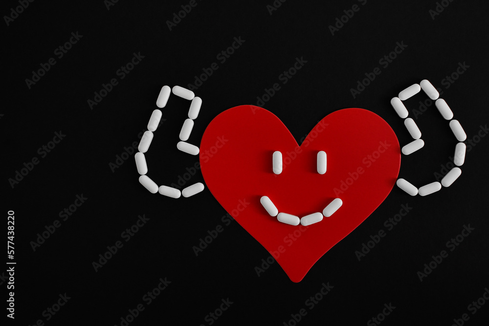 Corazón fuerte y saludable sobre fondo negro. Espacio para texto al ...