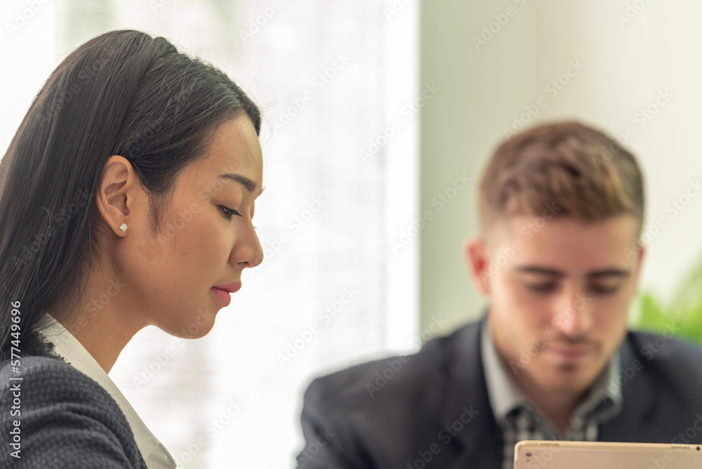 Foto de secretary present a document to boss to reading. coworker ...