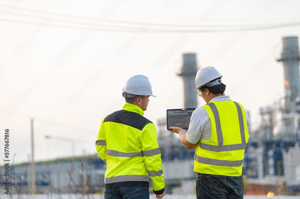 Foto de Group Asian man petrochemical engineer working at oil and gas ...